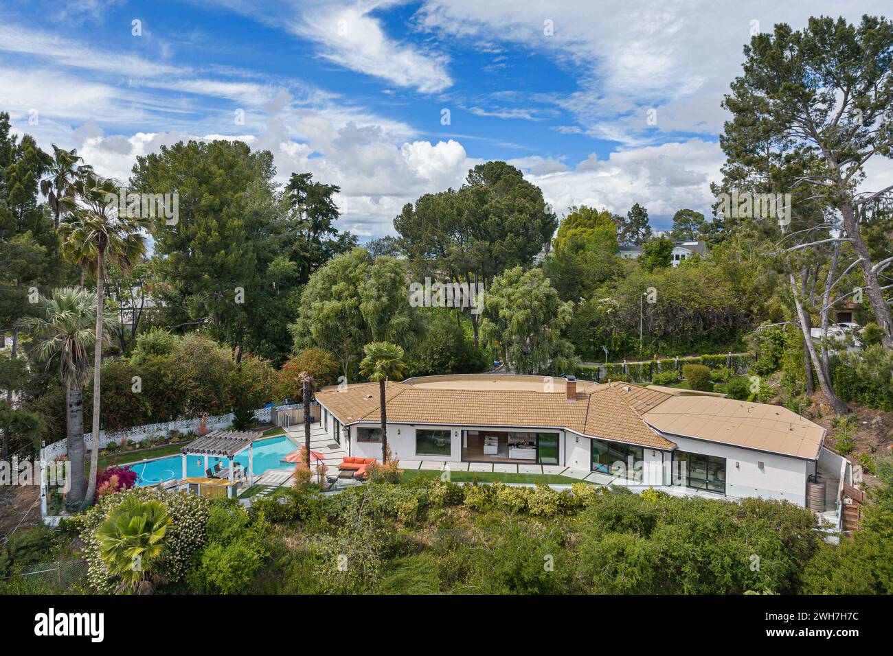 Beautiful residential house yard hi-res stock photography and images ...
