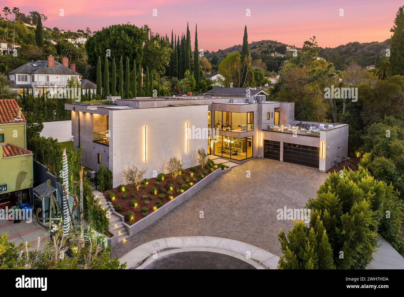 Windows reflecting off facade hi-res stock photography and images - Alamy