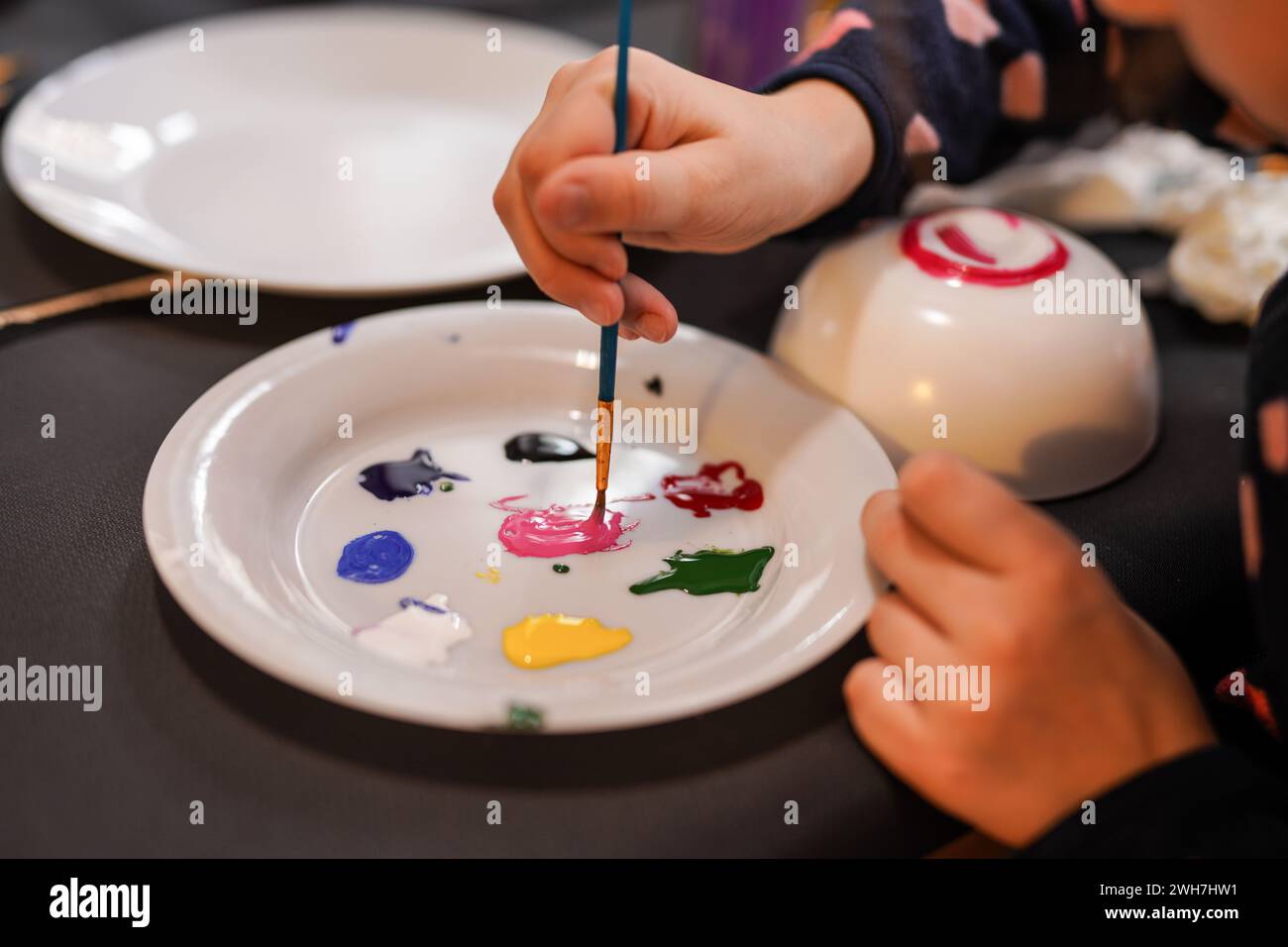 Painting plates hi-res stock photography and images - Alamy