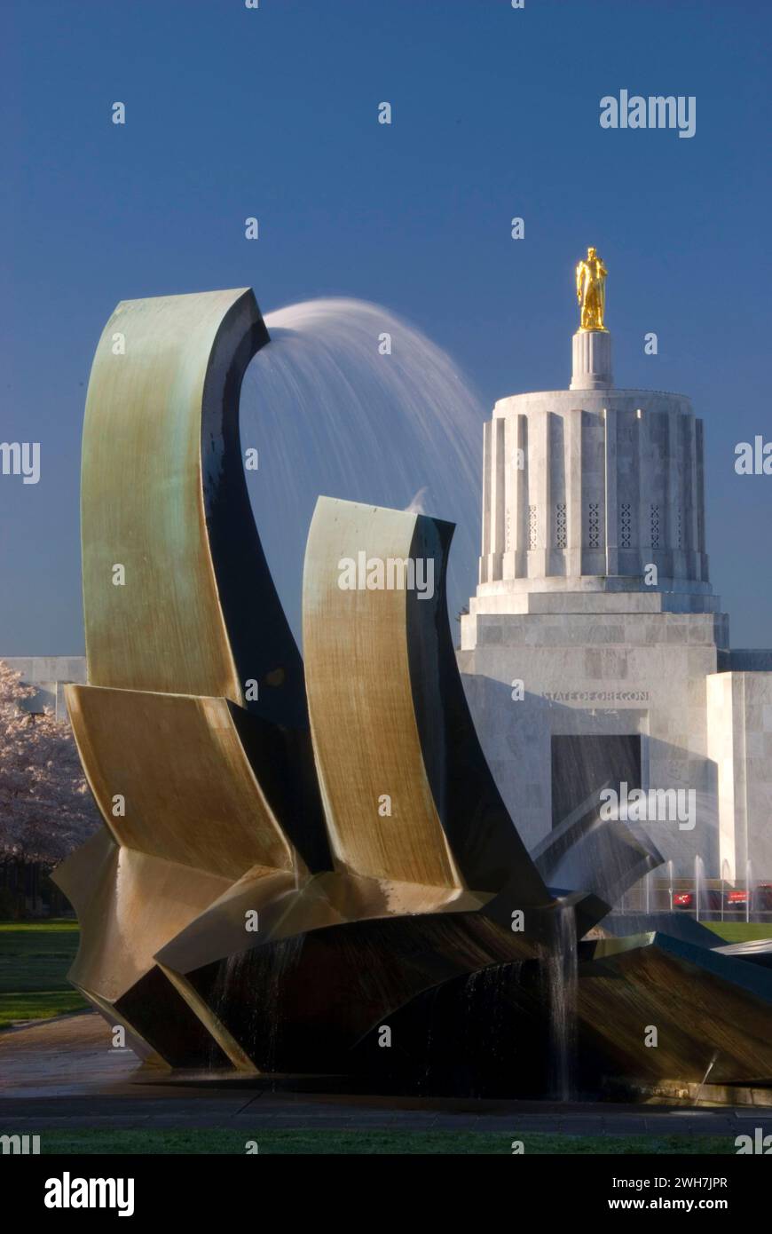 State Capitol with fountain, State Capitol State Park, Salem, Oregon ...