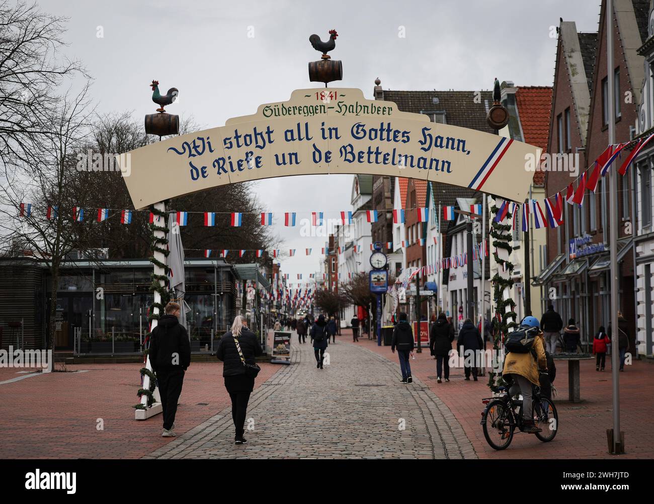 Heide, Germany. 08th Feb, 2024. Passers-by are out and about in the ...