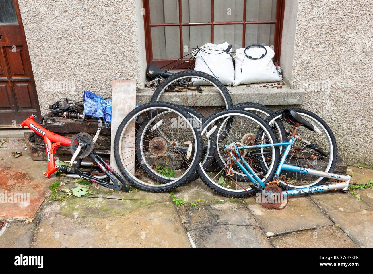 Wheels and frames hi-res stock photography and images - Alamy