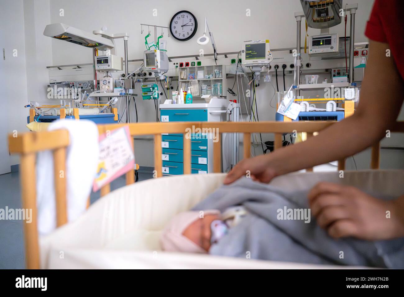Bremen, Germany. 08th Feb, 2024. A midwife cares for a baby in the ...