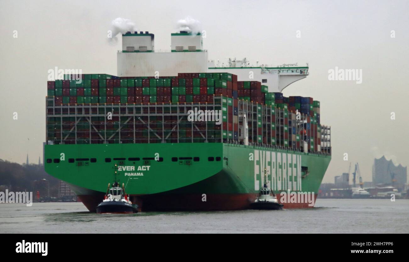 Der Containerfrachter Ever Act läuft in den Hamburger Hafen ein ...