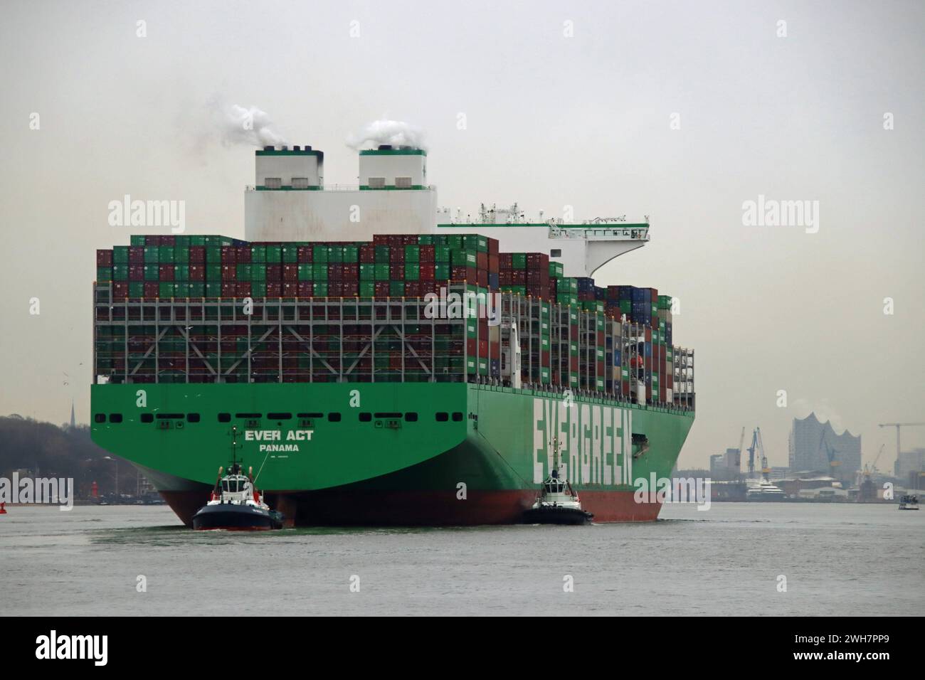 Der Containerfrachter Ever Act läuft in den Hamburger Hafen ein ...
