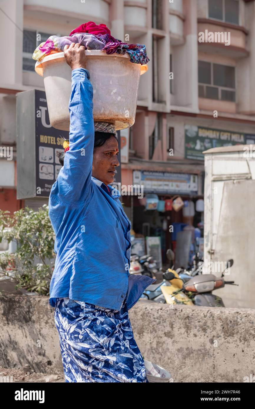 Asian woman carrying things on head hi-res stock photography and images ...