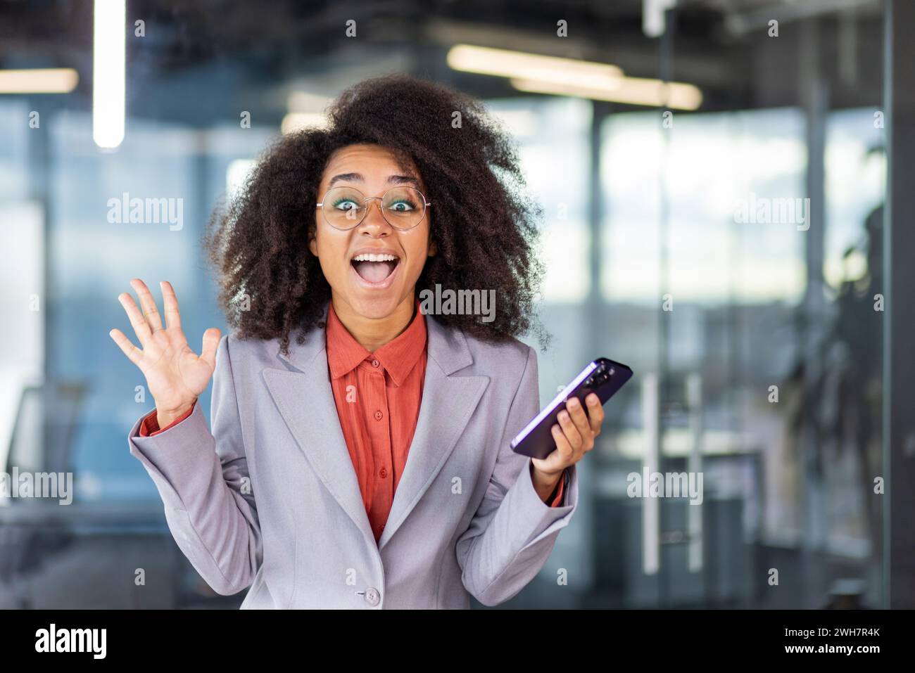 Woman news reporter in suit hi-res stock photography and images - Alamy