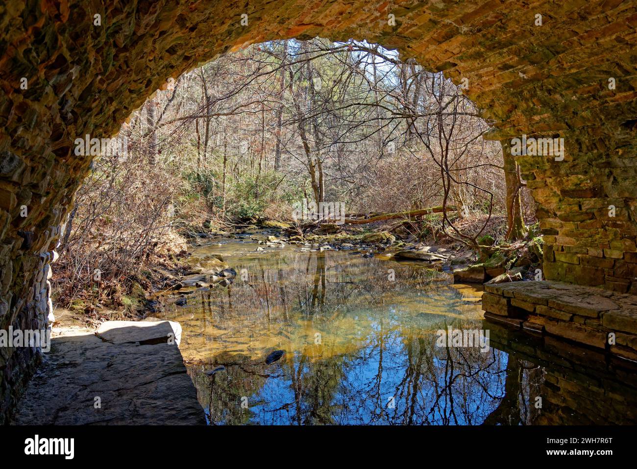 Standing on the ledge hi-res stock photography and images - Alamy