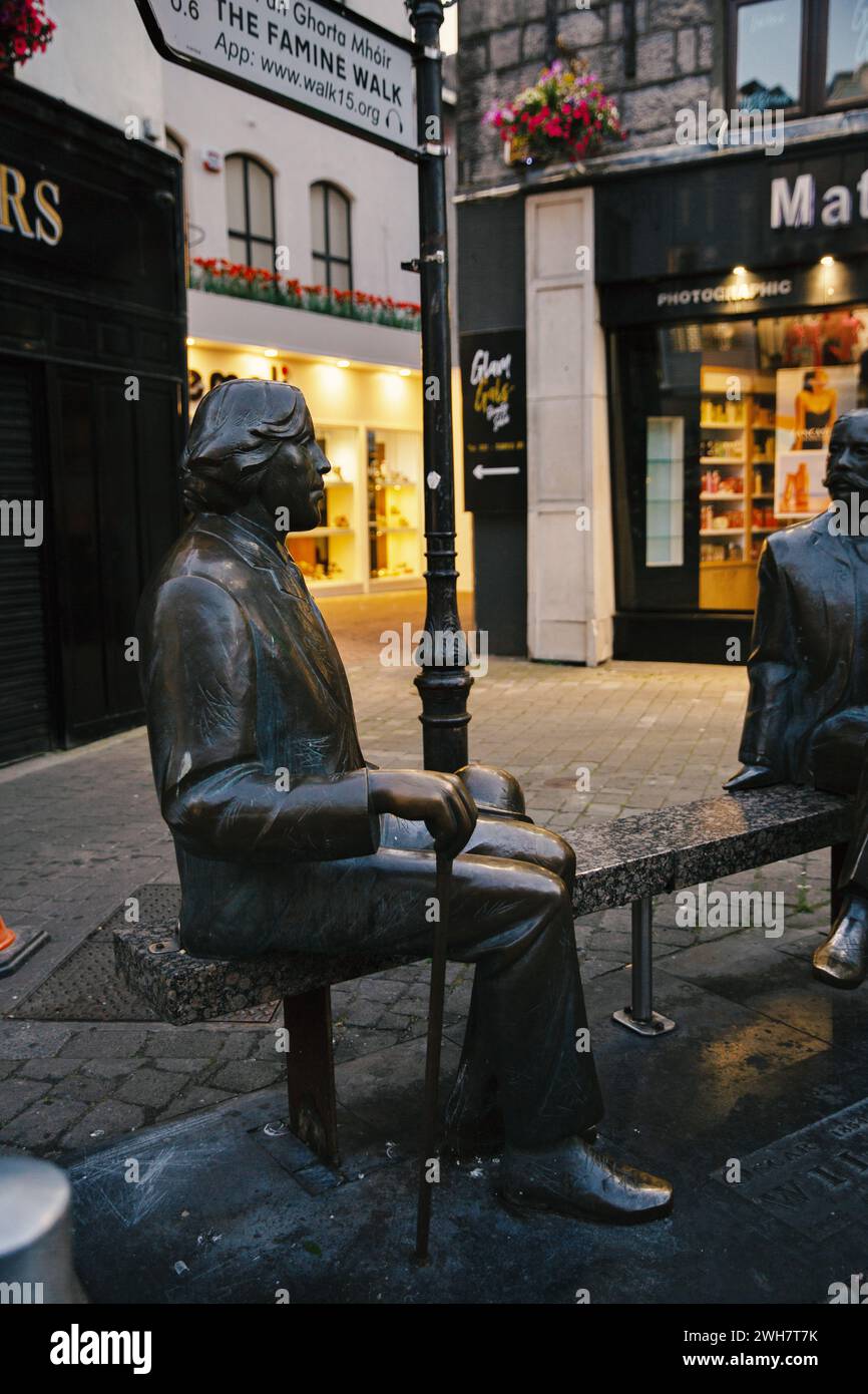 Male statue center city hi-res stock photography and images - Alamy