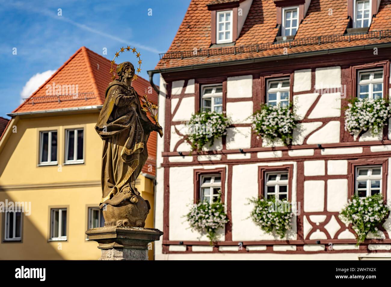 Maria Immaculata Statue Maria Immaculata auf dem Marktplatz in Volkach ...
