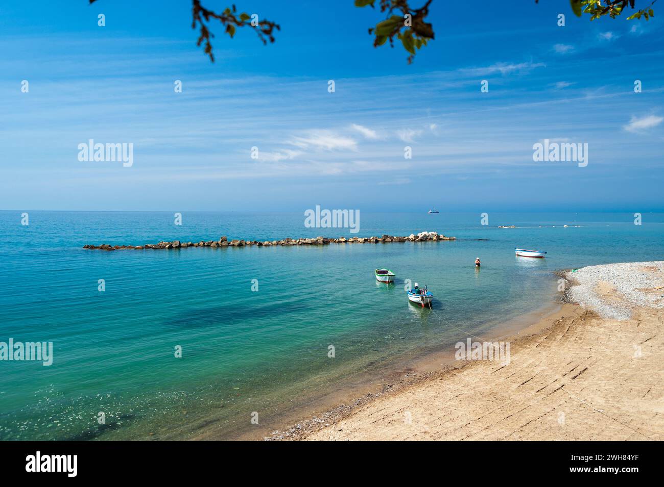Am Strand von Pioppi auf dem Cilento am frühen Sommermorgen ...