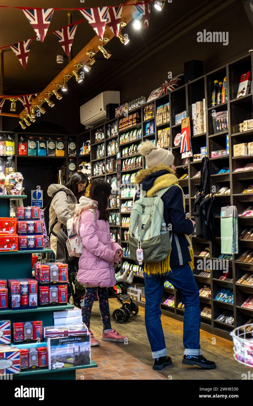 Souvenir shop and girl hi-res stock photography and images - Alamy