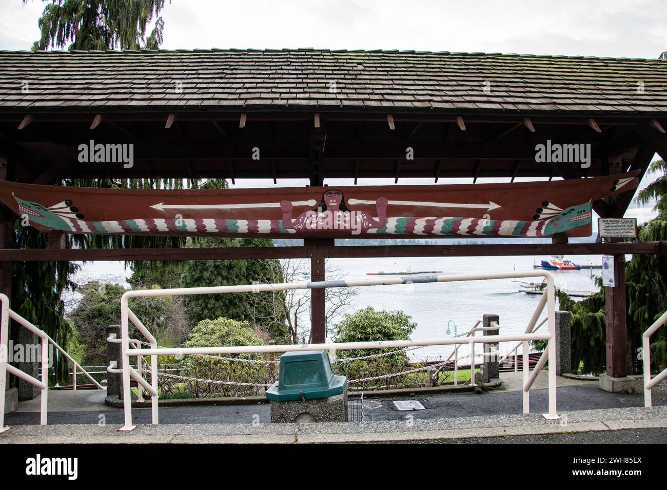 First nations canoe canada hi-res stock photography and images - Alamy