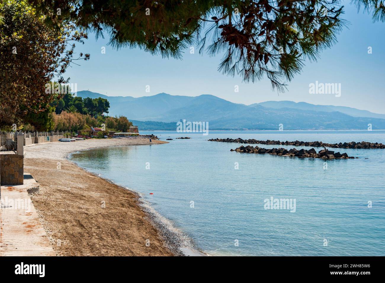 Am Strand von Pioppi auf dem Cilento am frühen Sommermorgen *** On the ...