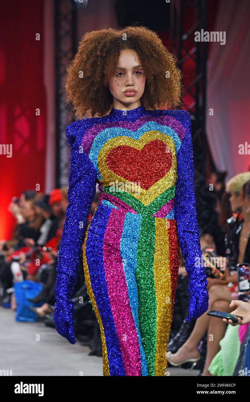 Model bei der MARINA HOERMANSEDER FASHION SHOW im Haus Zenner im Rahmen ...