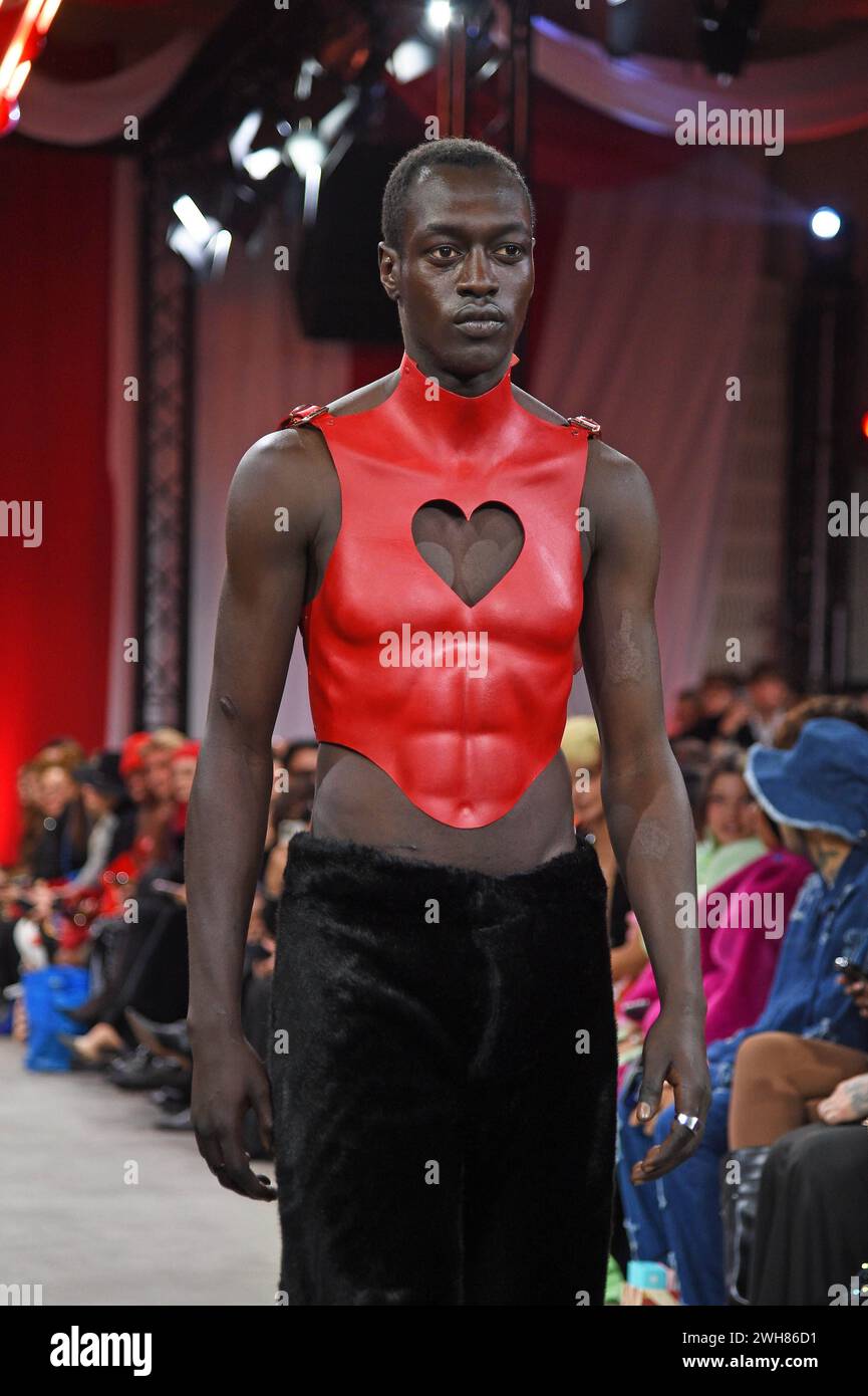 Model bei der MARINA HOERMANSEDER FASHION SHOW im Haus Zenner im Rahmen ...