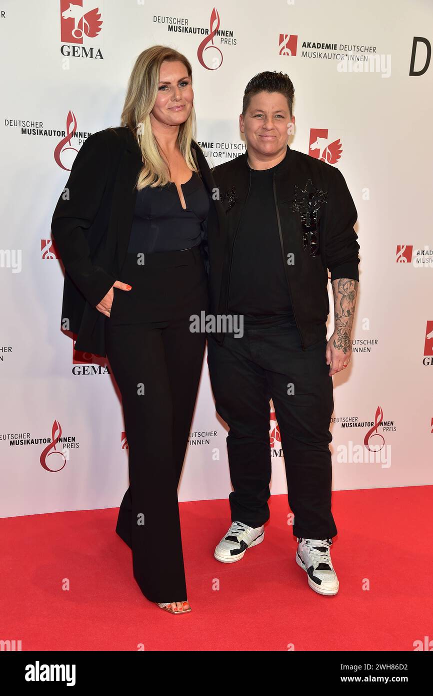 15. Deutschen Musikautor/innenpreis Kerstin Ott mit Ehefrau Karolina ...
