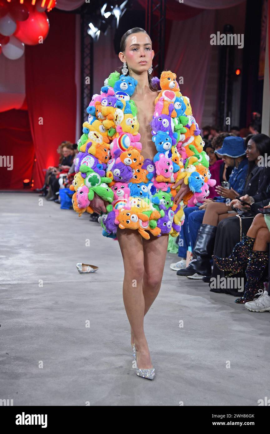 Model bei der MARINA HOERMANSEDER FASHION SHOW im Haus Zenner im Rahmen ...