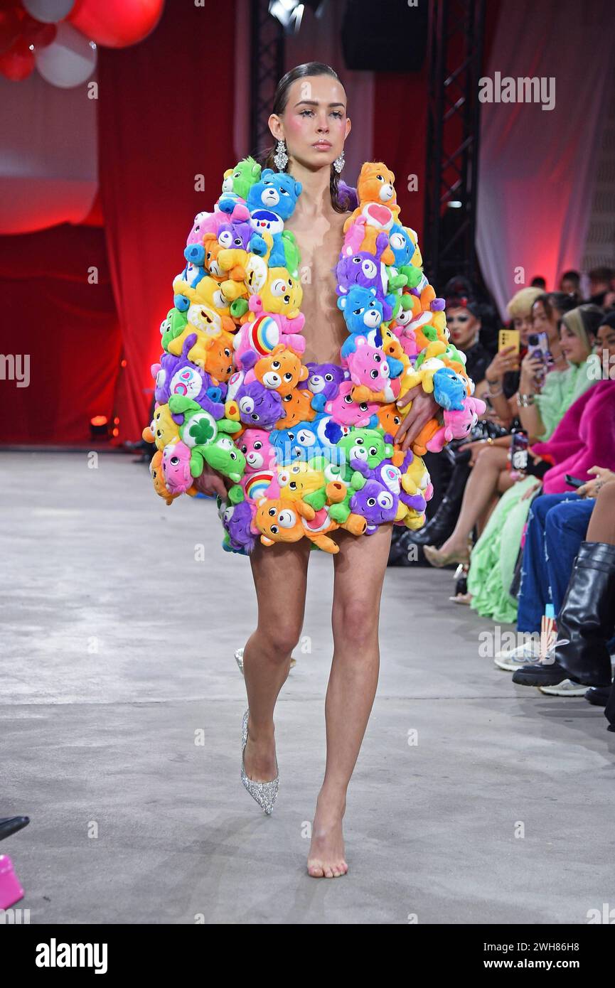 Model bei der MARINA HOERMANSEDER FASHION SHOW im Haus Zenner im Rahmen ...