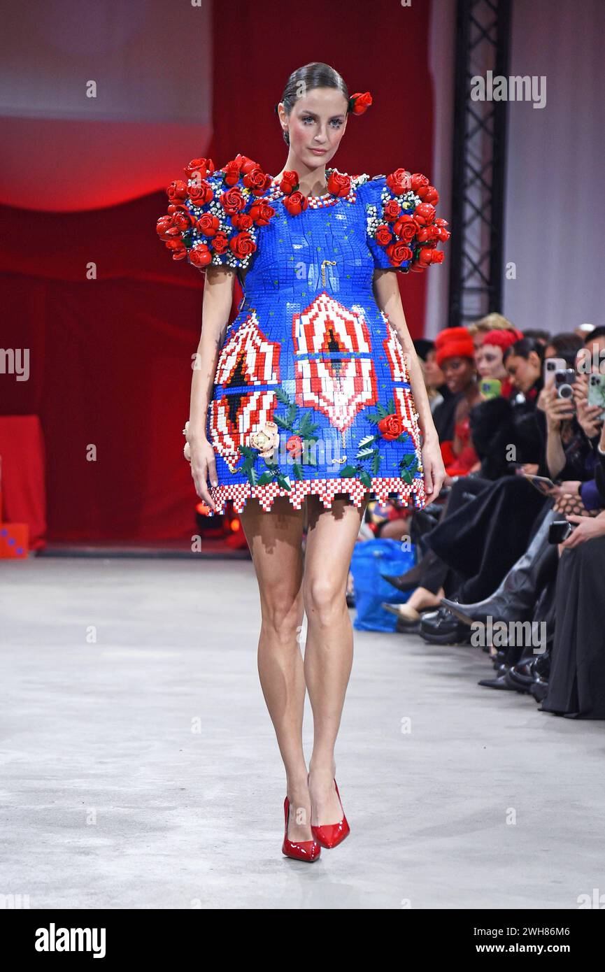 Model bei der MARINA HOERMANSEDER FASHION SHOW im Haus Zenner im Rahmen ...