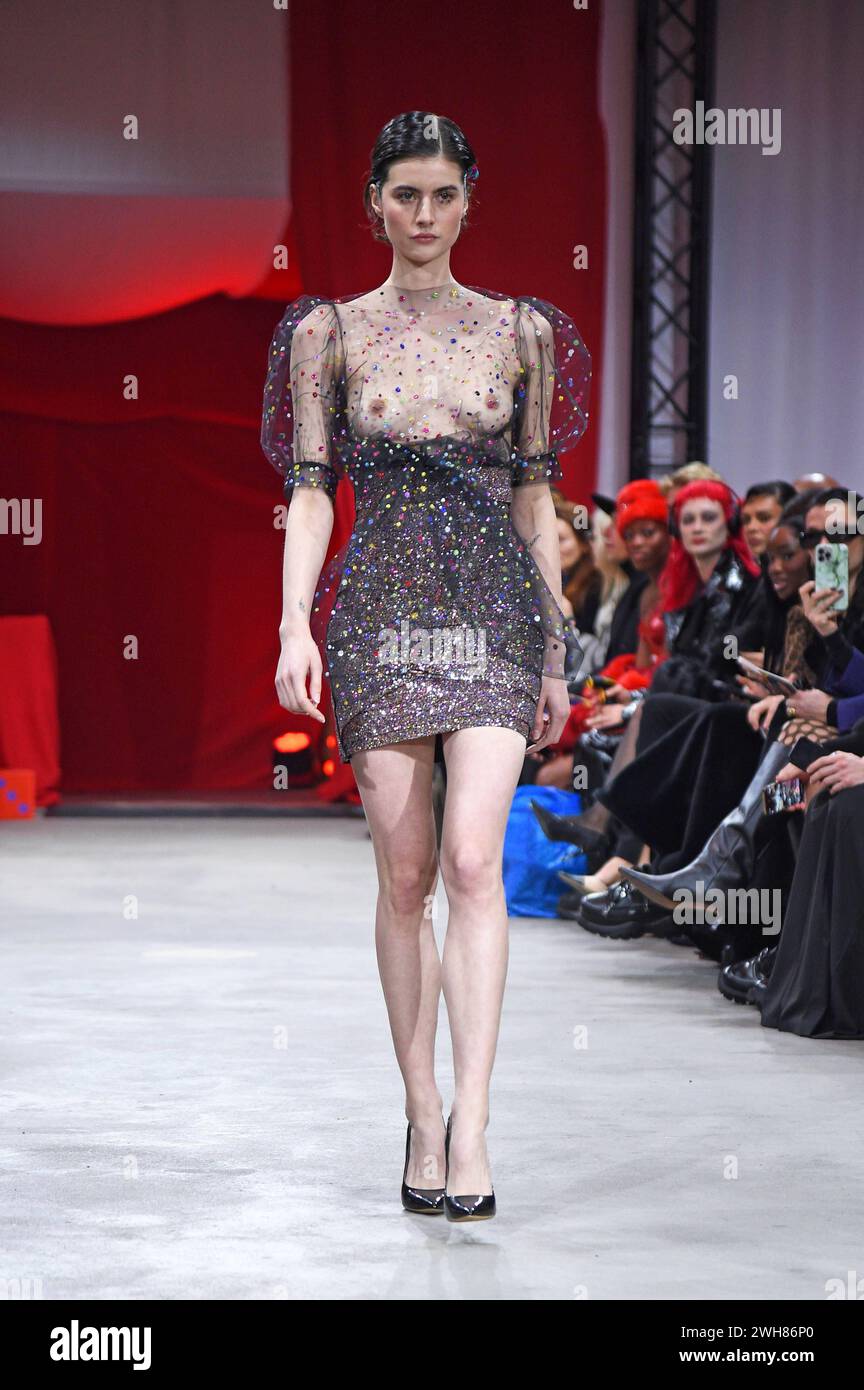 Model bei der MARINA HOERMANSEDER FASHION SHOW im Haus Zenner im Rahmen ...