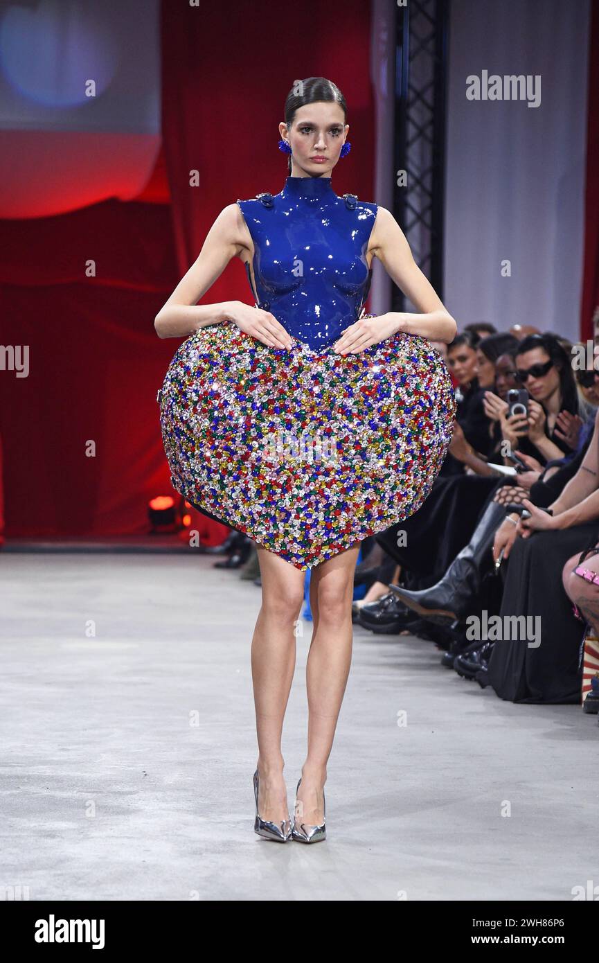 Model bei der MARINA HOERMANSEDER FASHION SHOW im Haus Zenner im Rahmen ...