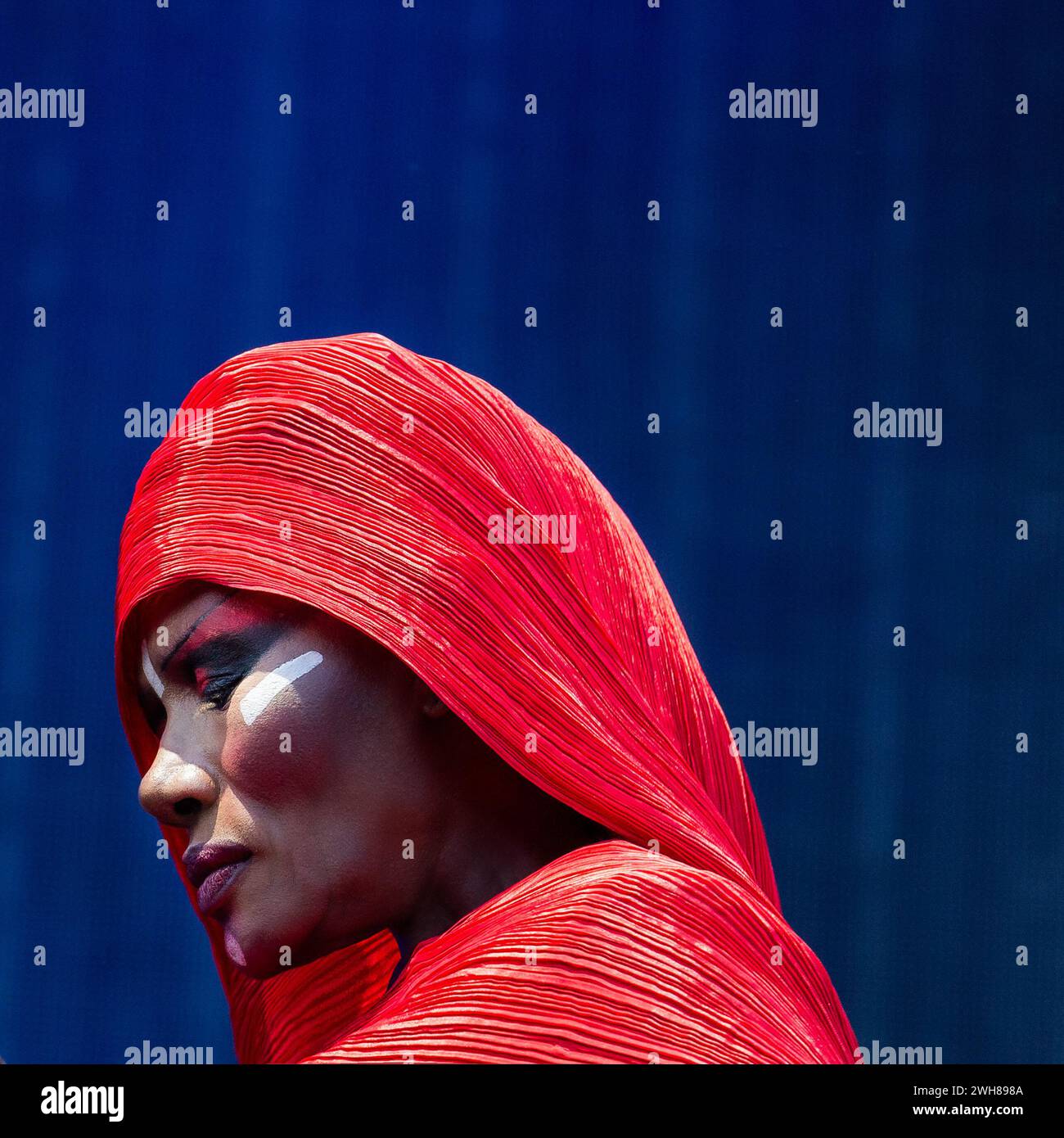 Grace jones wearing cloak hi-res stock photography and images - Alamy
