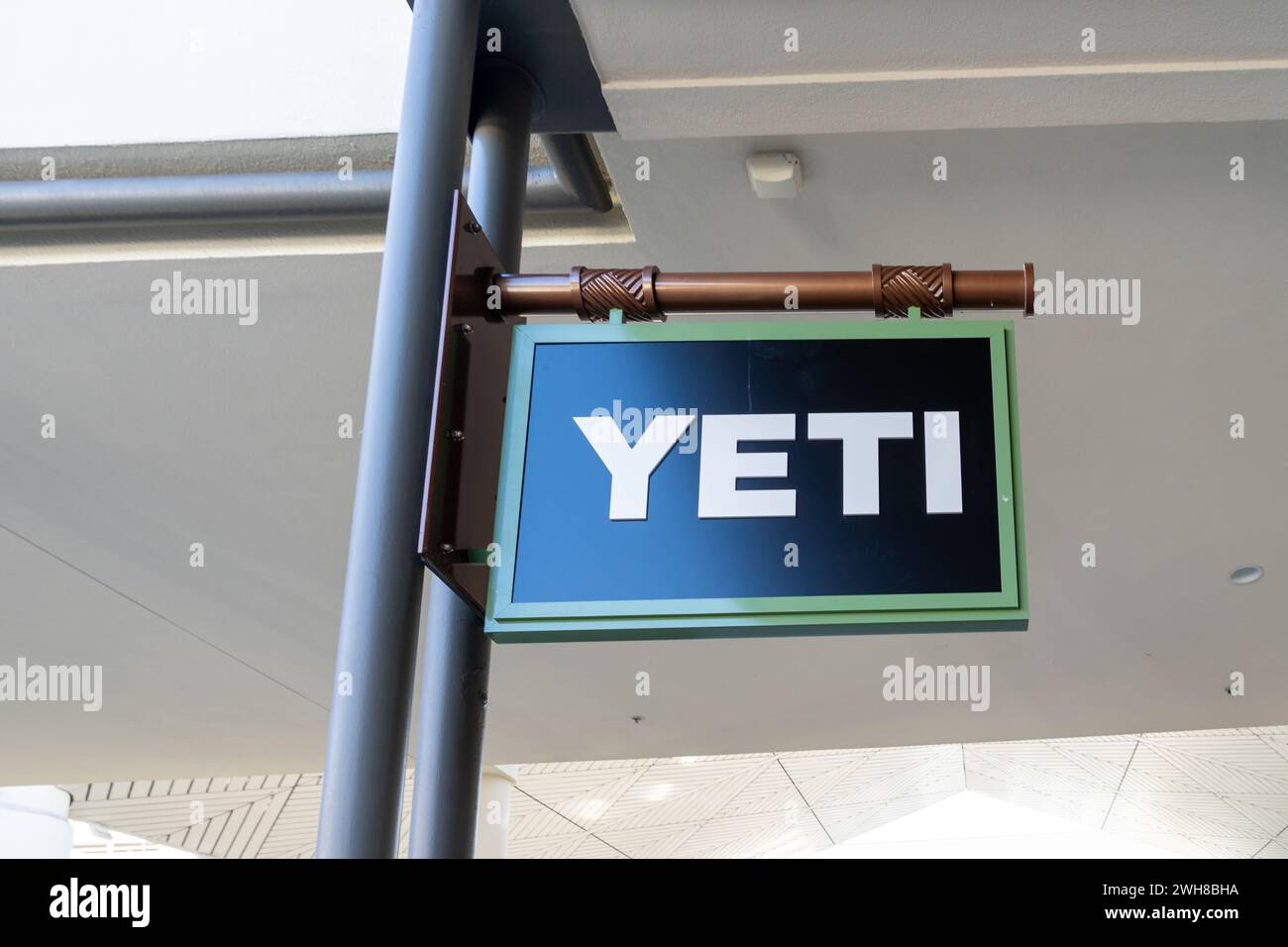 Yeti logo hi-res stock photography and images - Alamy