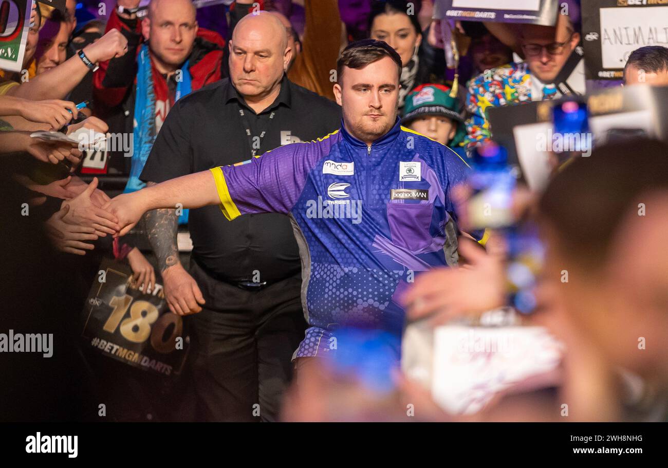 Darts fans luke littler hi-res stock photography and images - Alamy