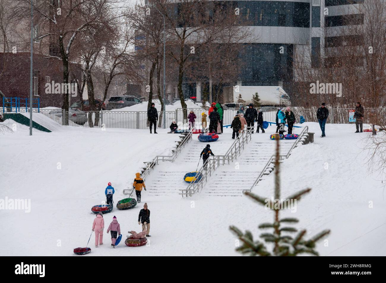 Winter moments and the beauty of winter People ride cheesecakes down ...