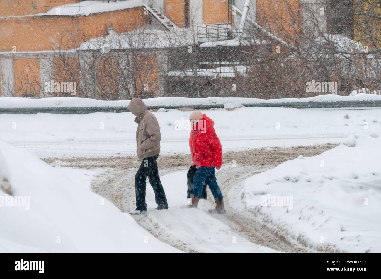 Heavy snowfall in Samara Pedestrians cross an unpaved road during a ...