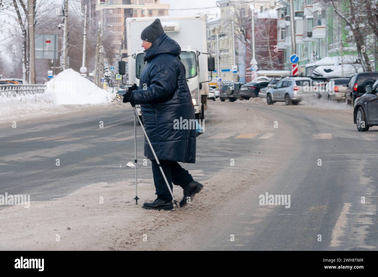 Ordinary life in the city of Samara in winter A pedestrian crosses the ...