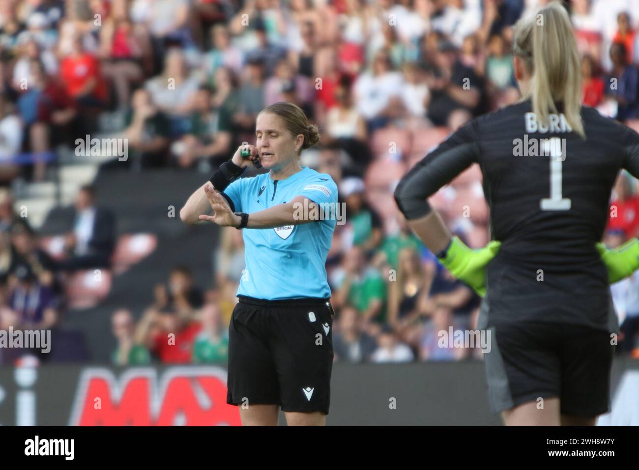 Handball referee hi-res stock photography and images - Alamy
