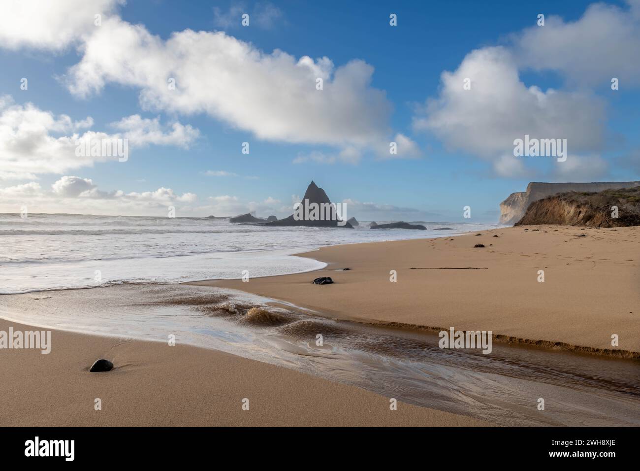 Beach rock waves during storm hi-res stock photography and images - Alamy