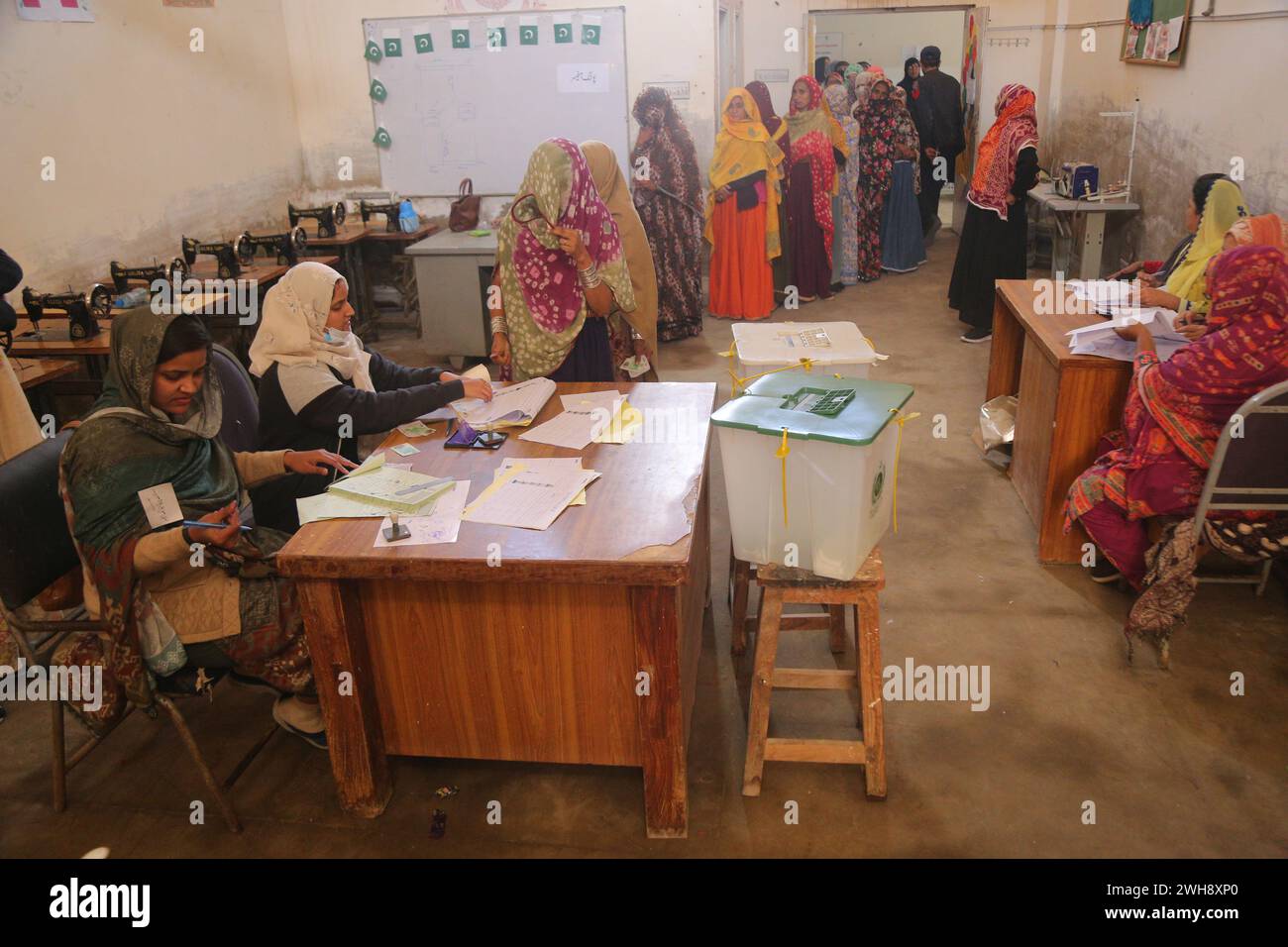 Pakistani women's are casting their vote at polling station here in ...