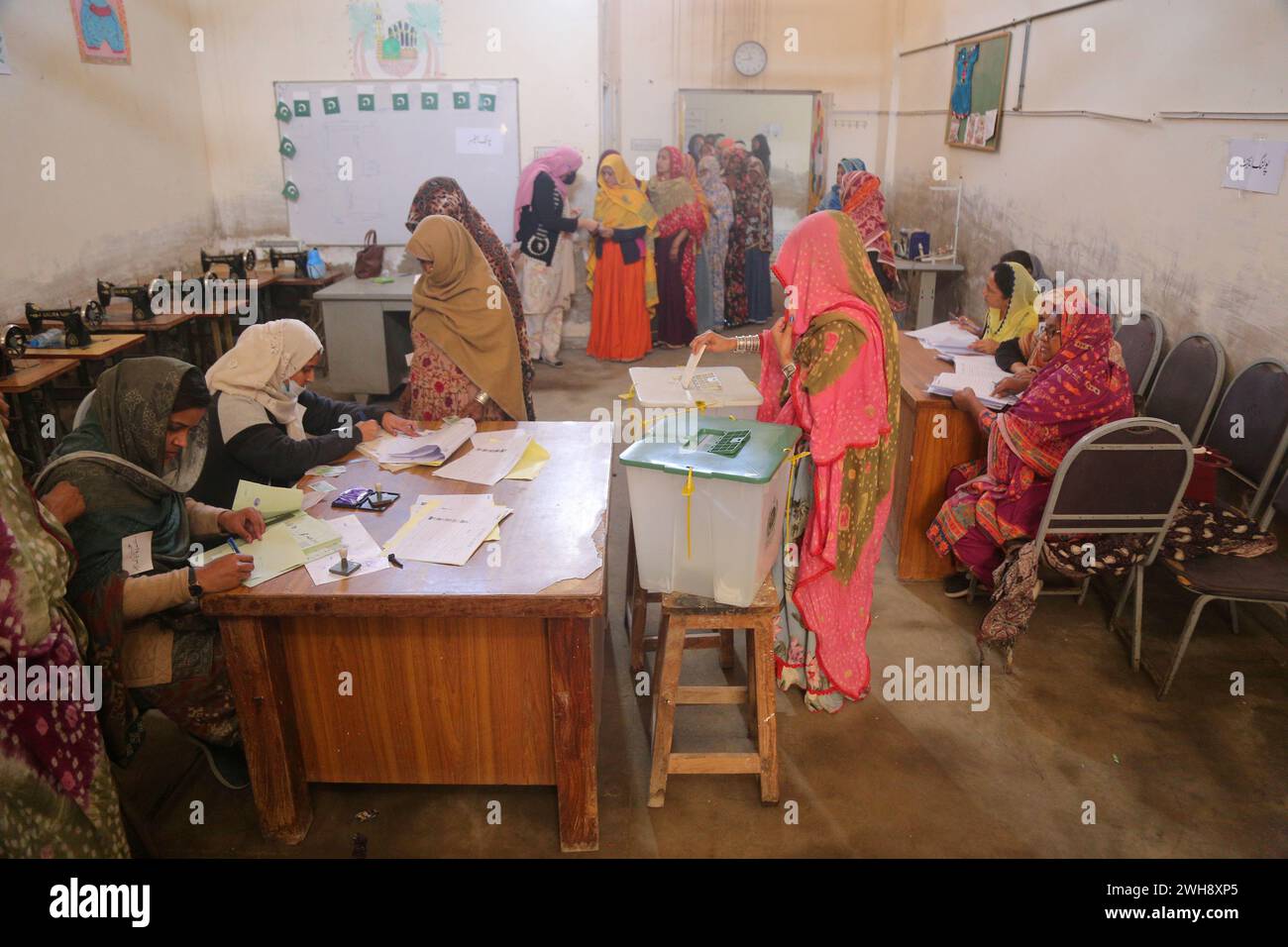Pakistani women's are casting their vote at polling station here in ...
