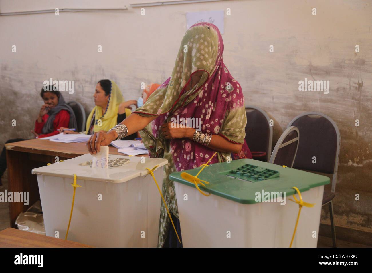 Pakistani women's are casting their vote at polling station here in ...