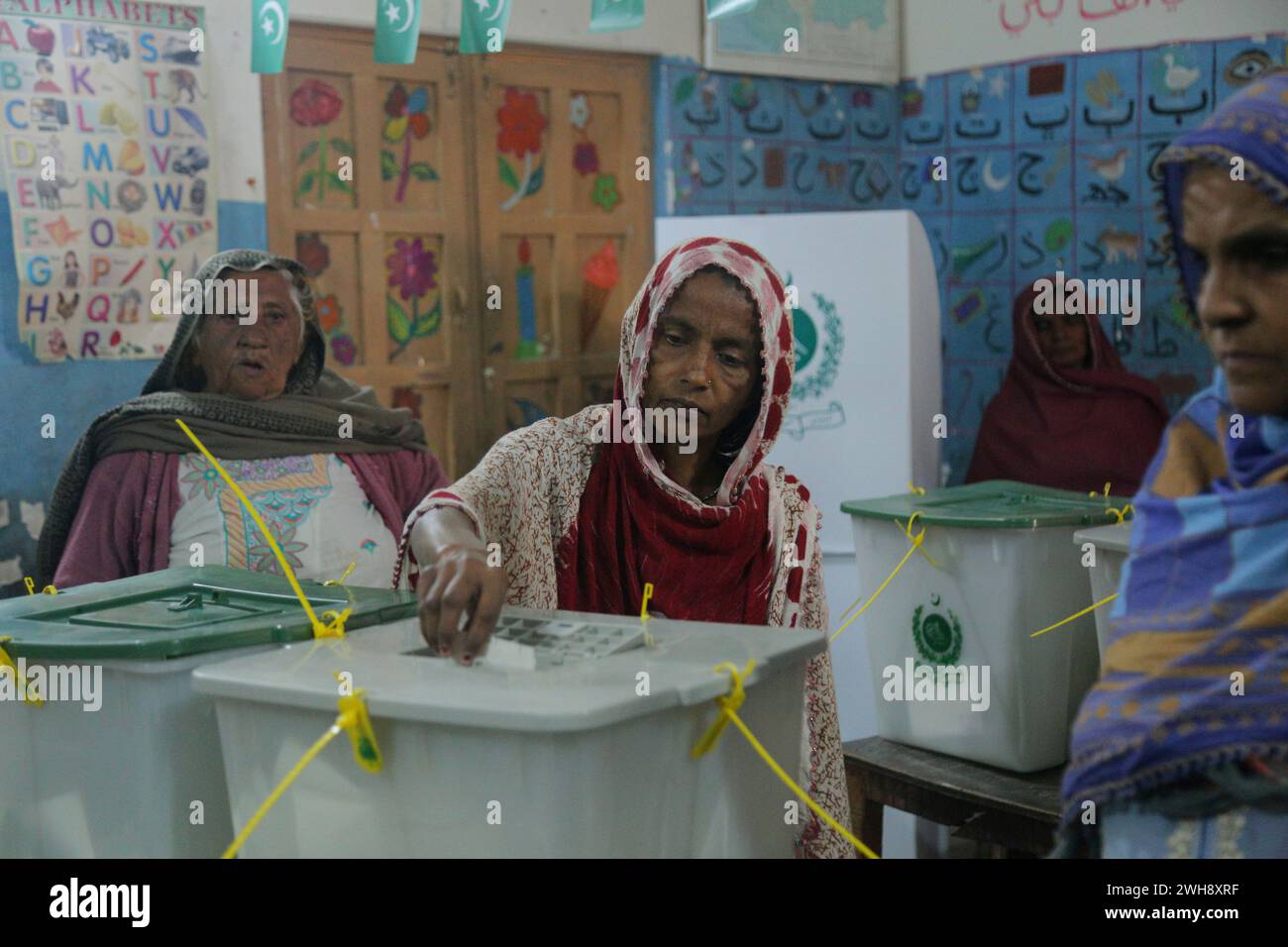 Pakistani women's are casting their vote here in Hyderabad during the ...