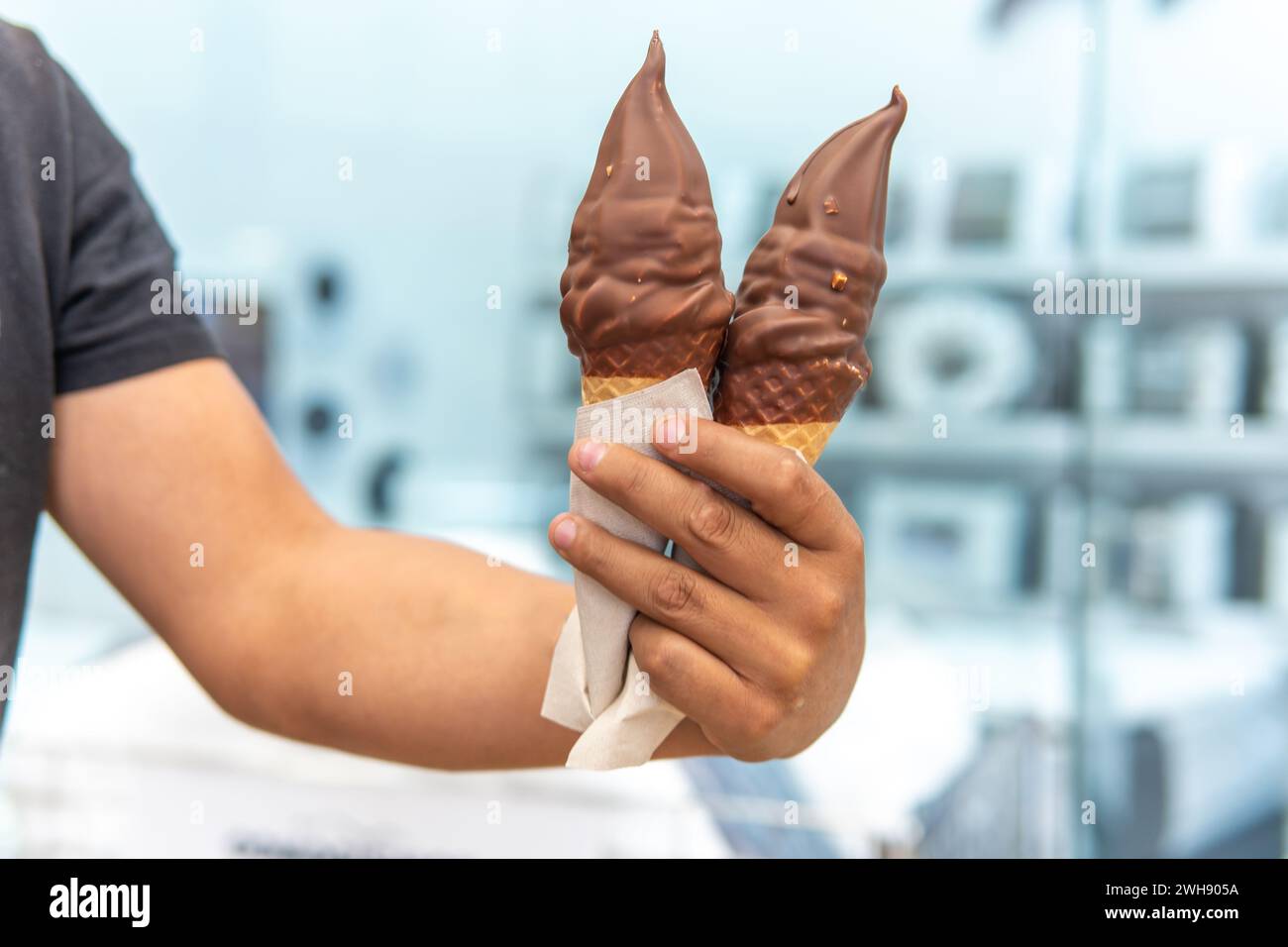 Man holding ice cream cone hi-res stock photography and images - Alamy