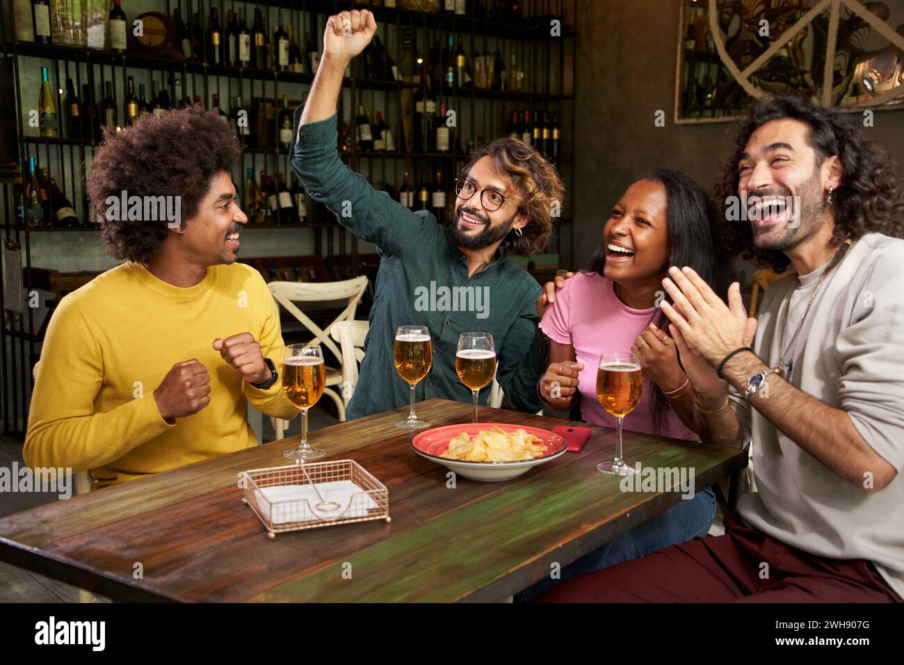 People having a pint hi-res stock photography and images - Alamy