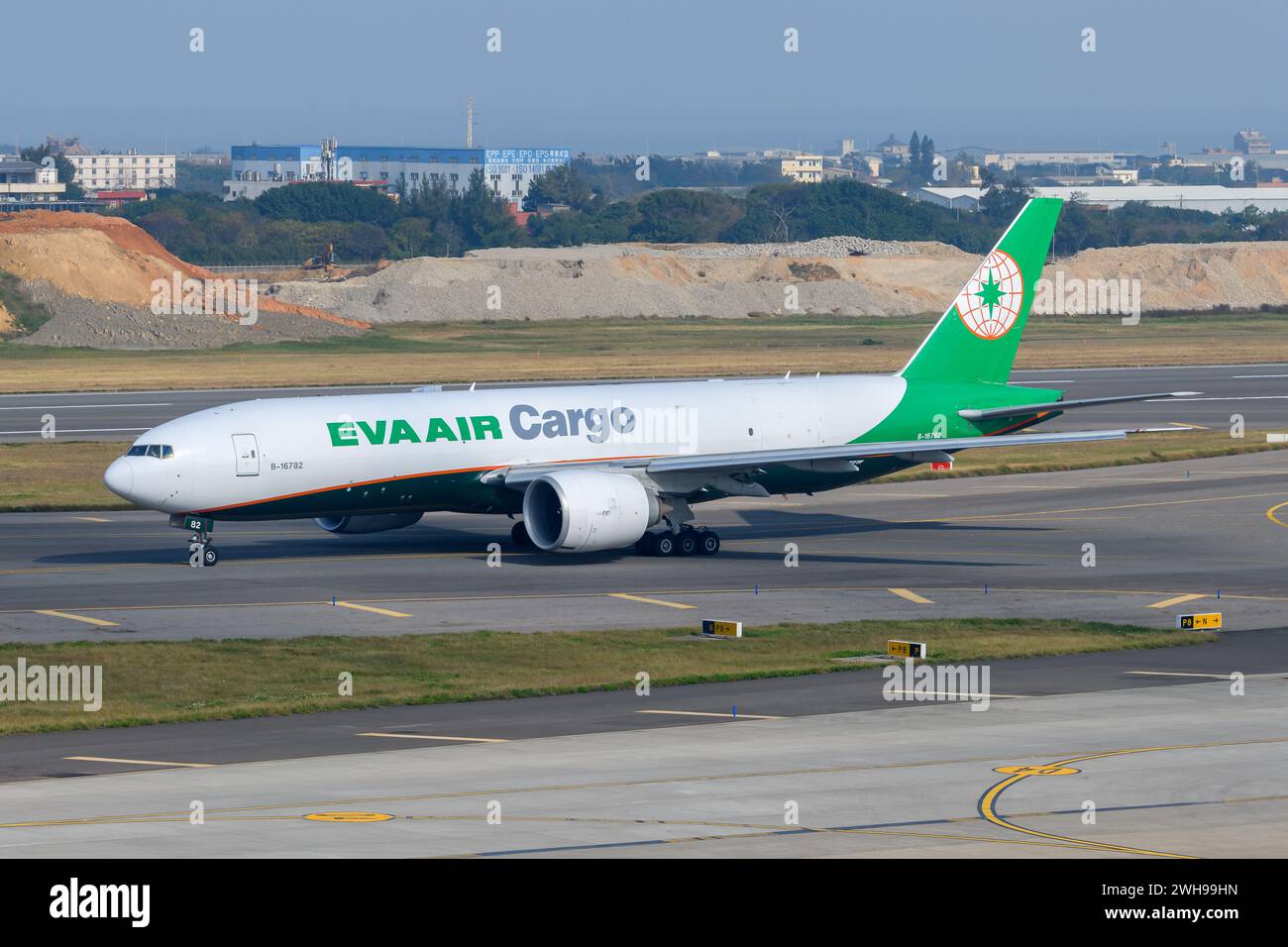 Boeing 777 eva airlines hi-res stock photography and images - Alamy