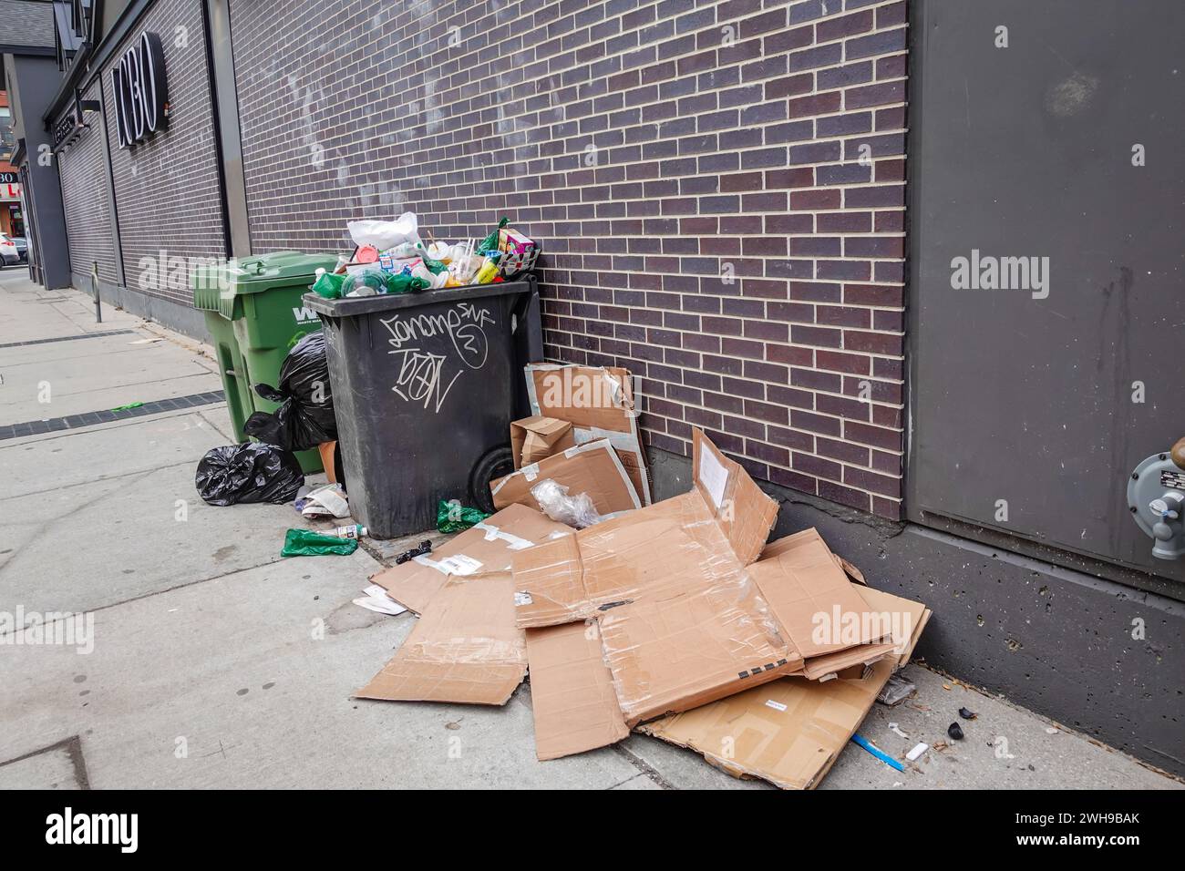 Overflowing garbage bin on a street in Toronto Stock Photo - Alamy