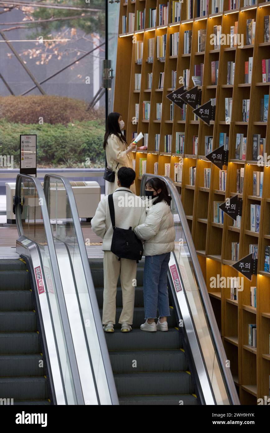 Romance at the library Stock Photo - Alamy