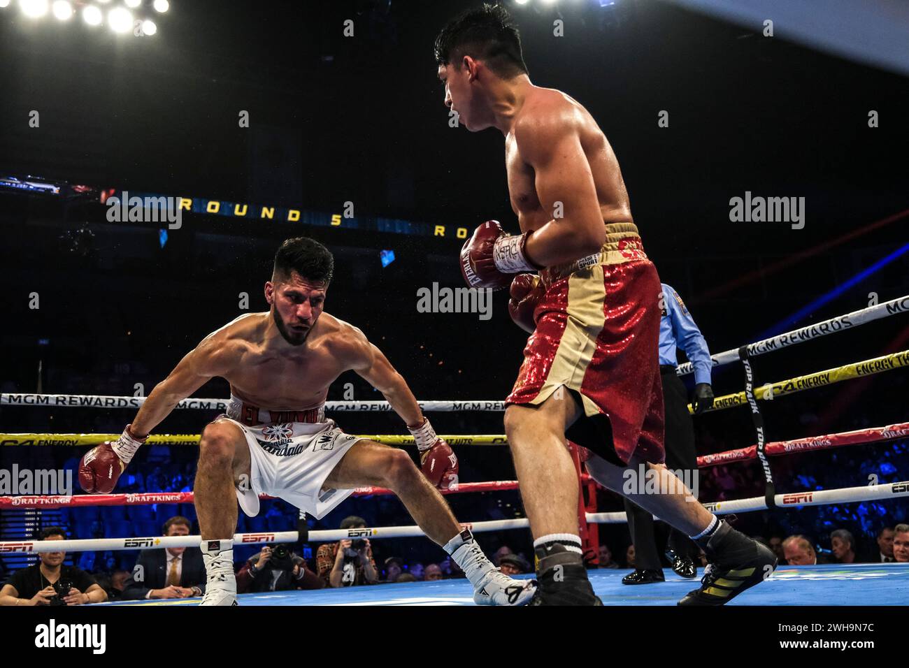 Las Vegas, Nevada, USA. 8th Feb, 2024. Rene Tellez Giron ( 19-3 Red ...