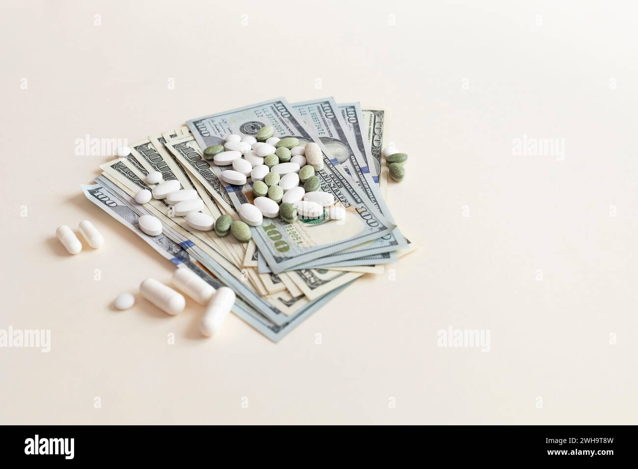 Pills money drug trafficking hi-res stock photography and images - Alamy