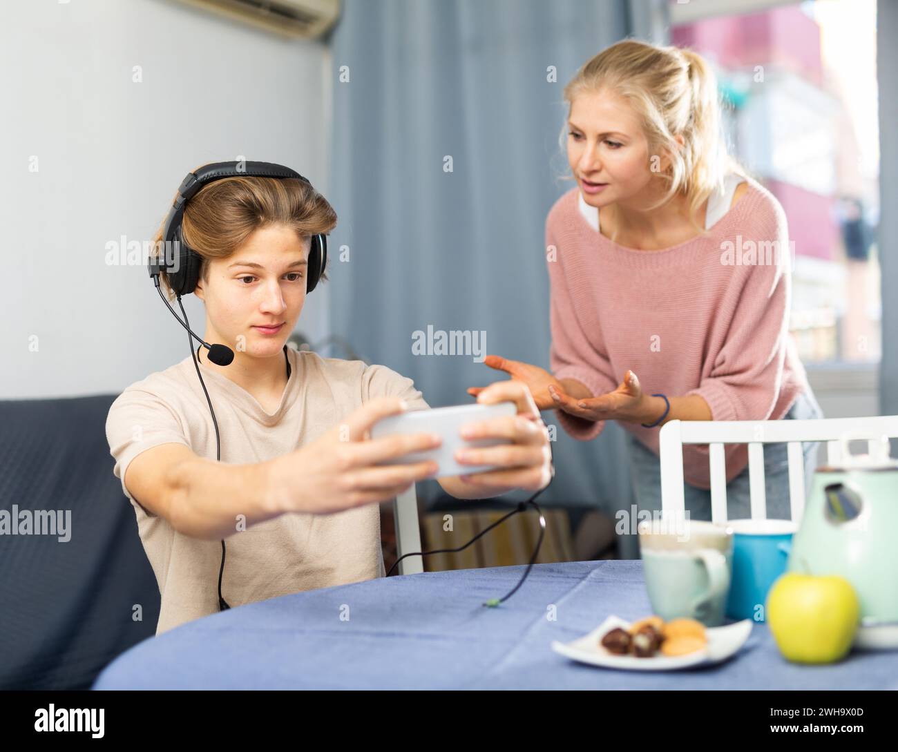 Teenage boy phone frustrated mother hi-res stock photography and images ...