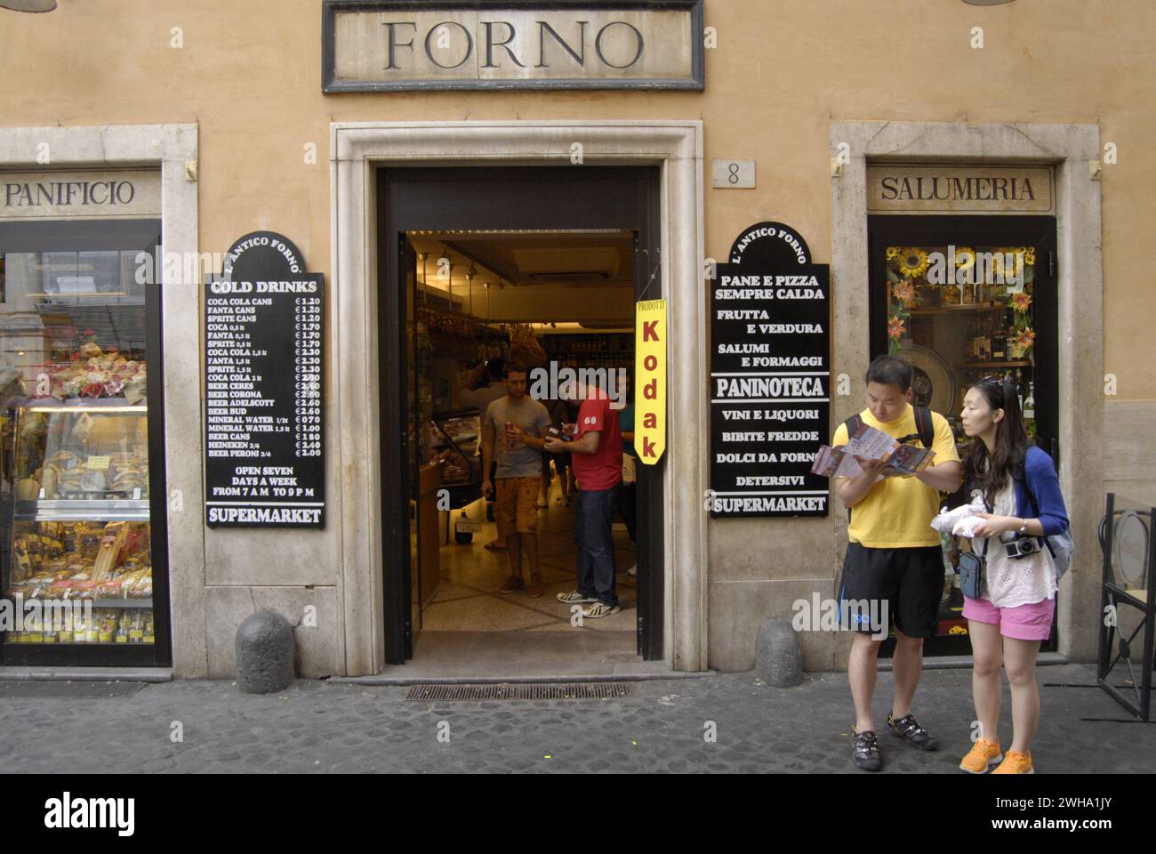 ROME / ITALY Tourists at famous fontain Fontana Dir trive 1 Set. 2012 ...