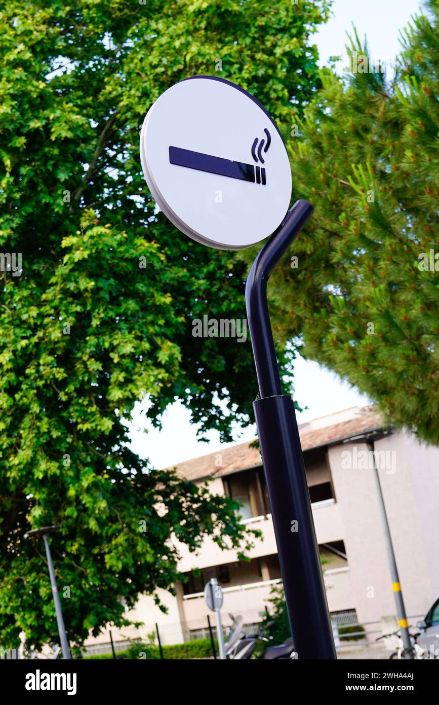 Designated panel smoking area sign in city zone Stock Photo - Alamy