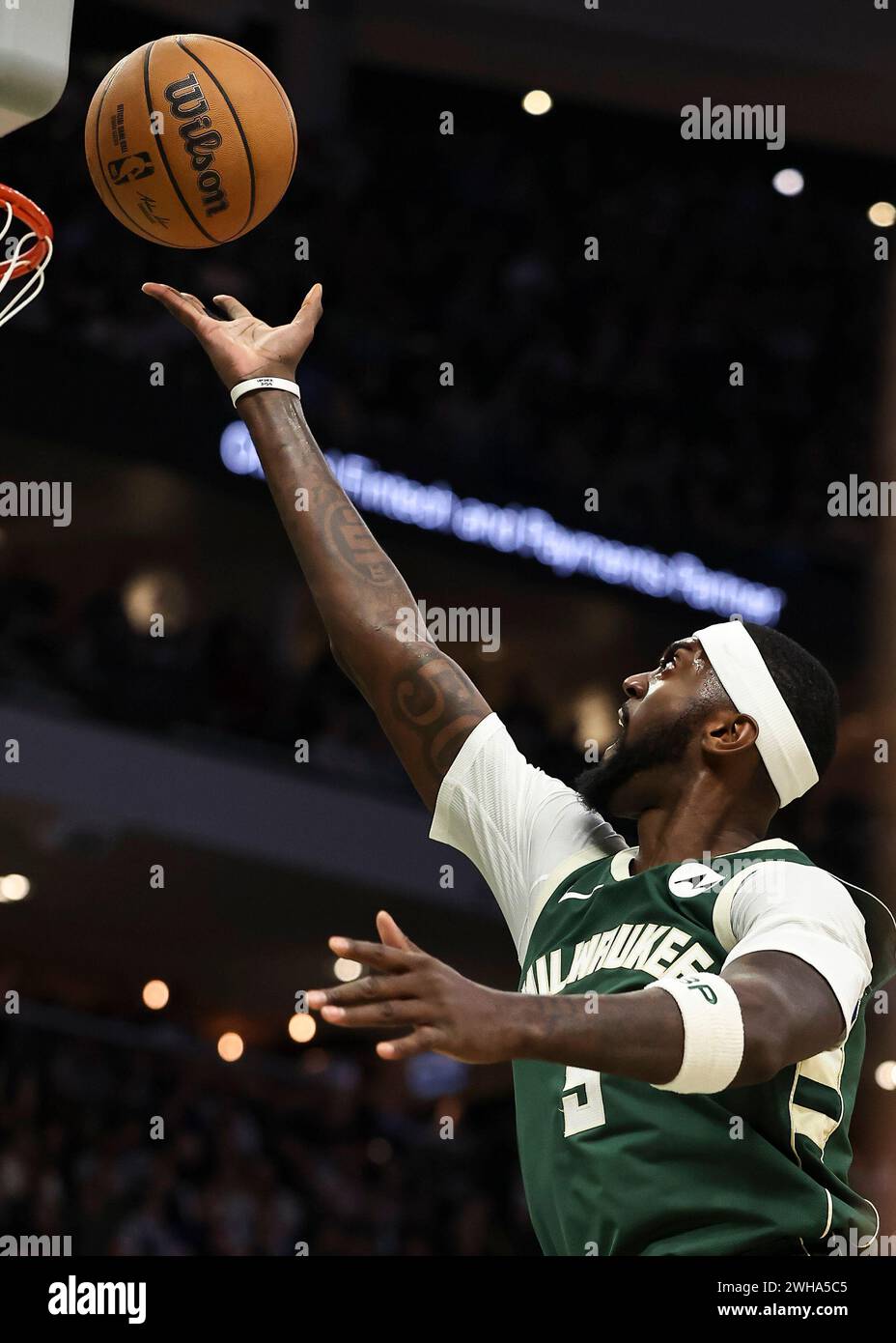 Milwaukee, USA. 8th Feb, 2024. Bobby Portis of Milwaukee Bucks goes to ...