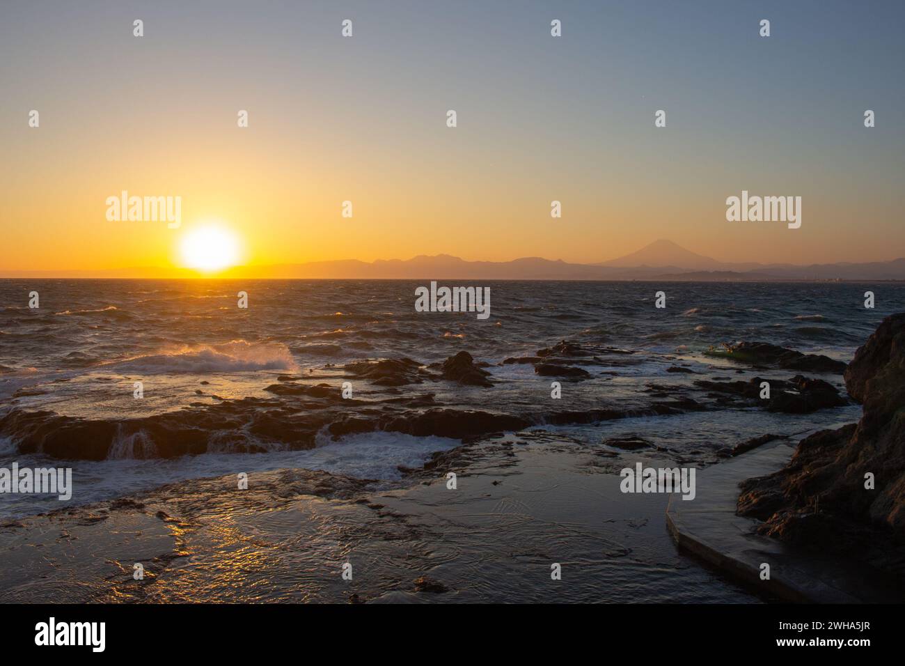 Beautiful sunset at Chigogafuchi Marine Plateau sea, Enoshima Island ...